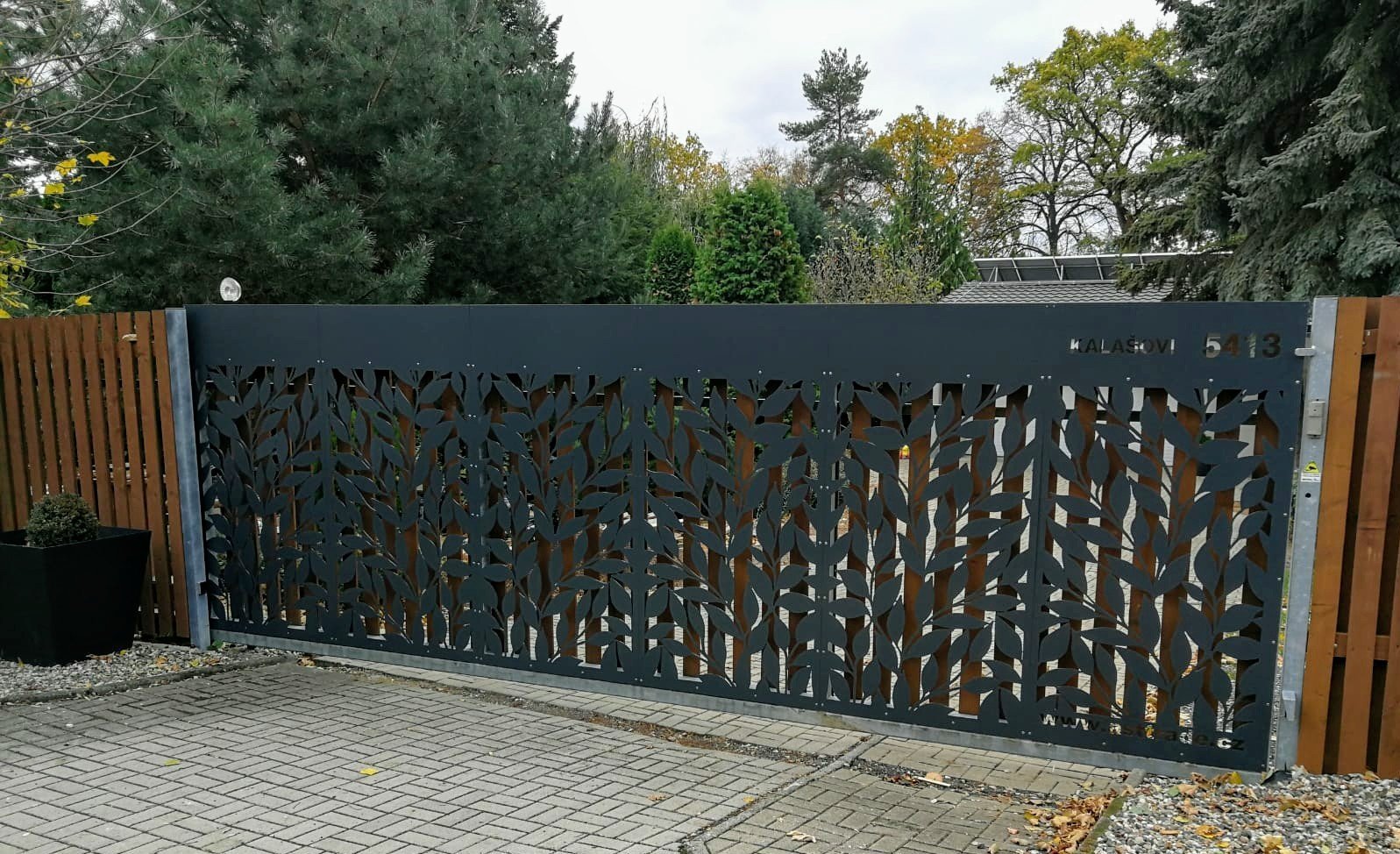 Designová výplň brány - AST PLOTY | Bydlo.cz