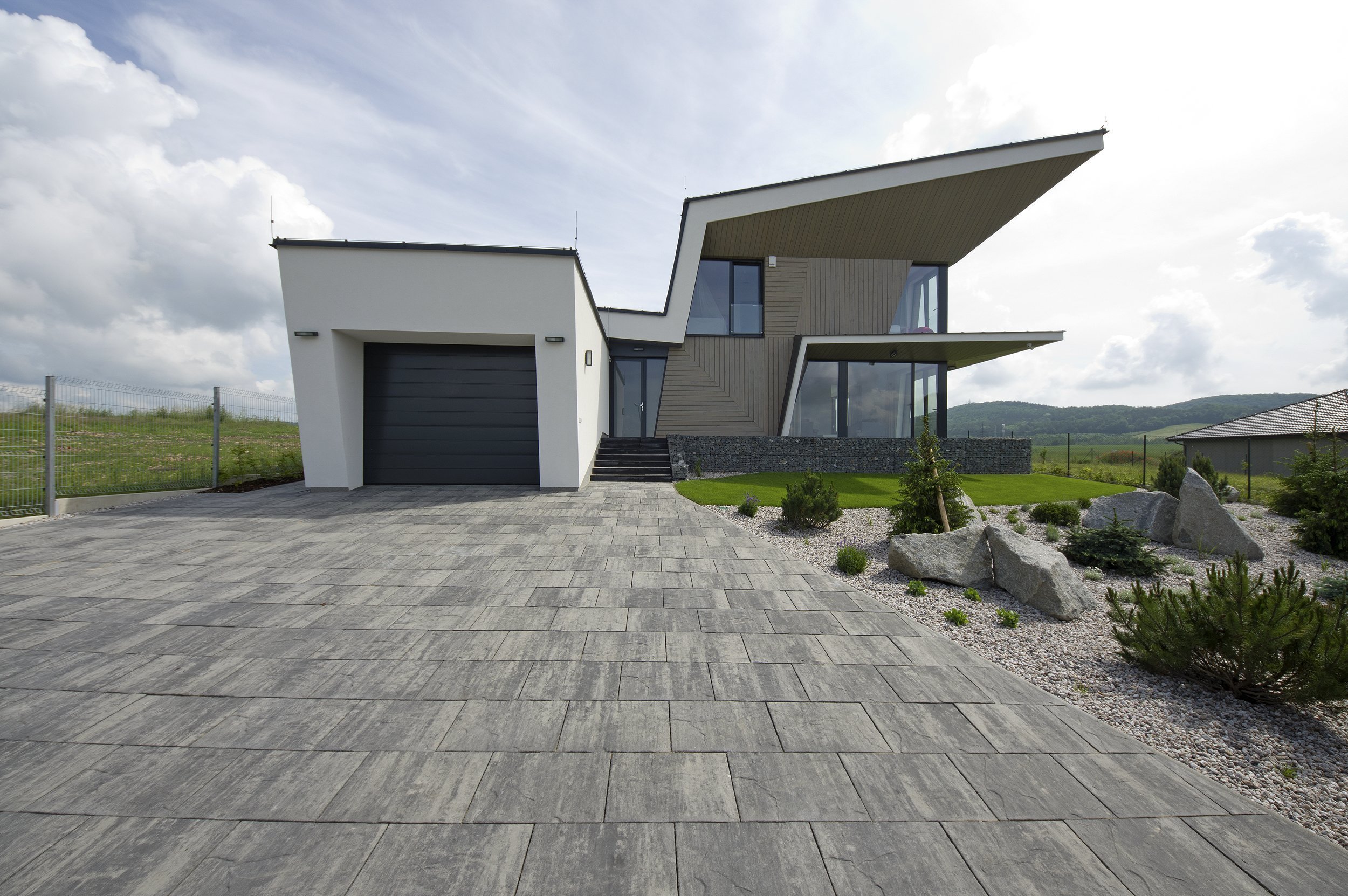 Moderní dům s dynamickou linkou v Berouně - MASTER DESIGN | Bydlo.cz