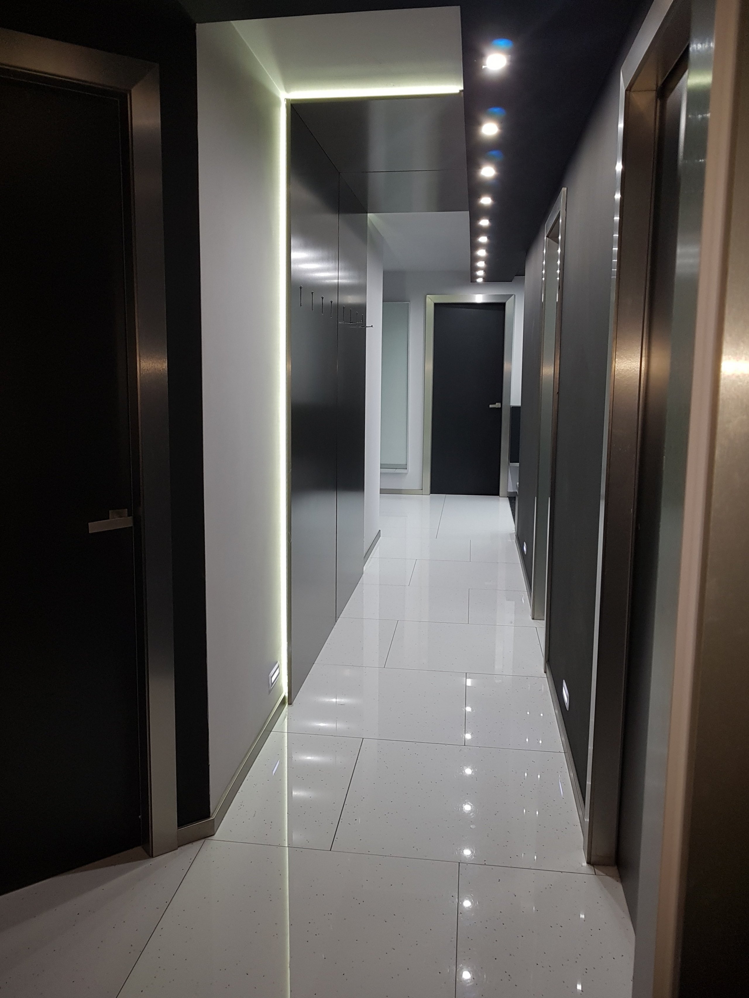 Pokračování černo-stříbrného interiéru, vstupní chodba do bytu ...